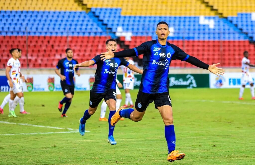 Kevin Kelsy agarra un "Avioncito" para mejorar como delantero - Liga FUTVE