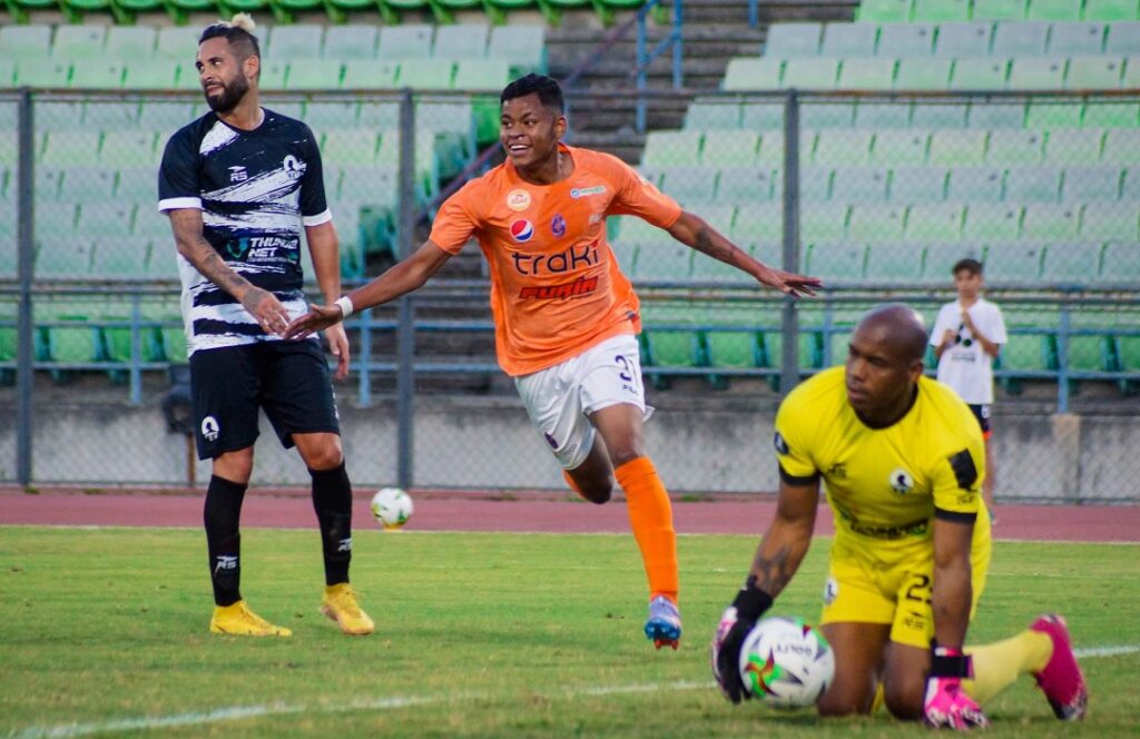 Sebastián Castillo: Nunca me esperé que mi primer gol sería contra mi ...