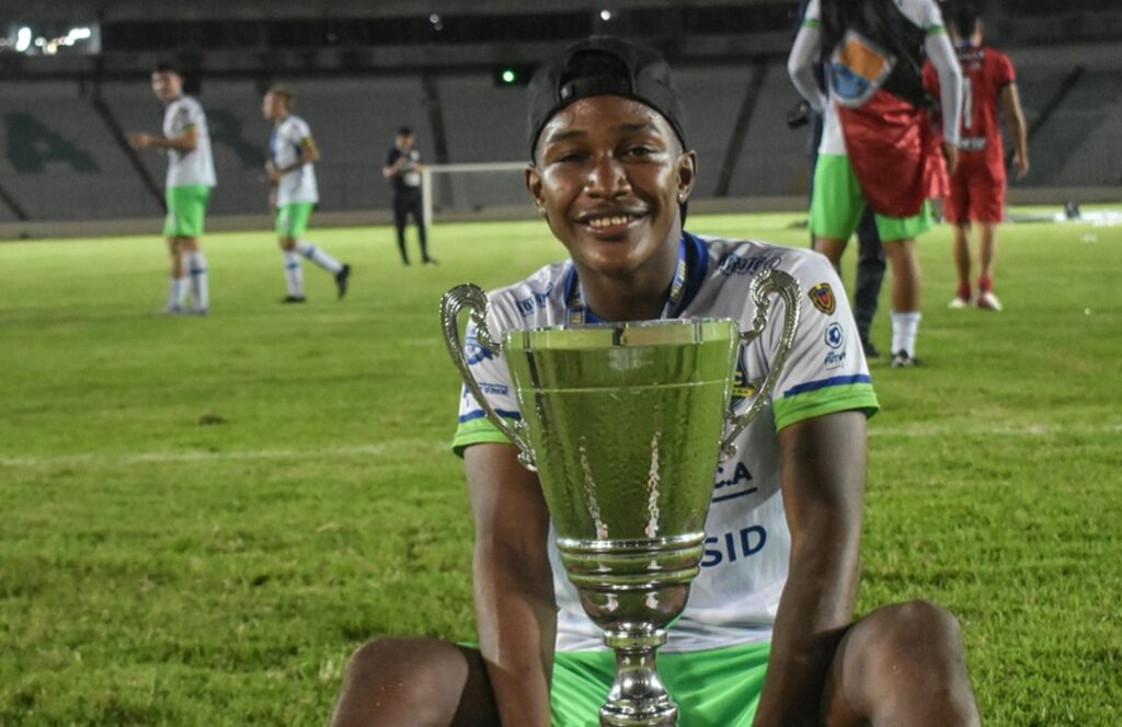 Luis Zúñiga cierra su primera campaña profesional como campeón - Liga FUTVE