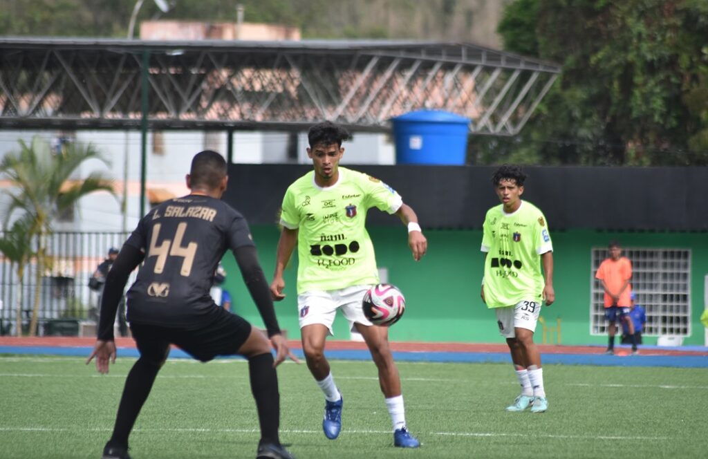 Saúl Asibe busca su crecimiento futbolístico en Monagas B - Liga FUTVE